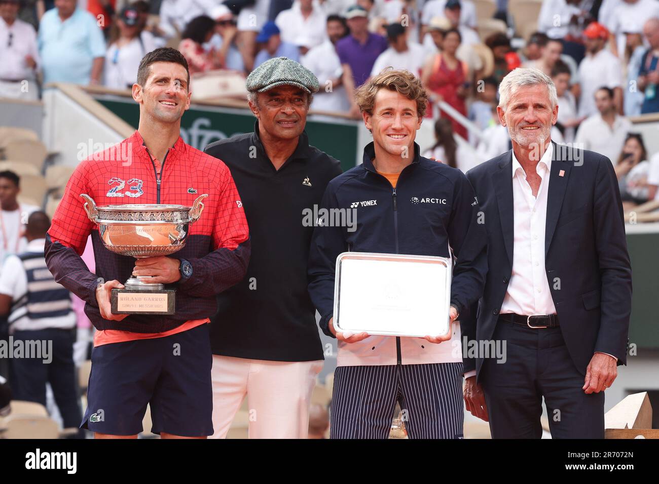 Vainqueur Novak Djokovic de Serbie, présentateur de trophées Yannick ...