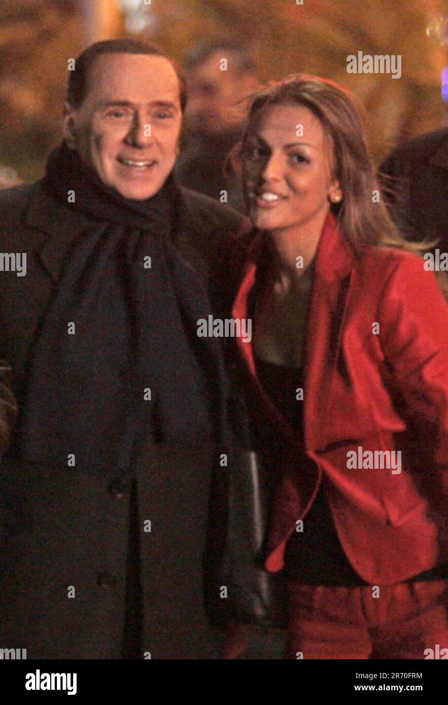 Francesca Pascale - la nuova fidanzata di Silvio Berlusconi. Nella foto, scattata davanti all ...