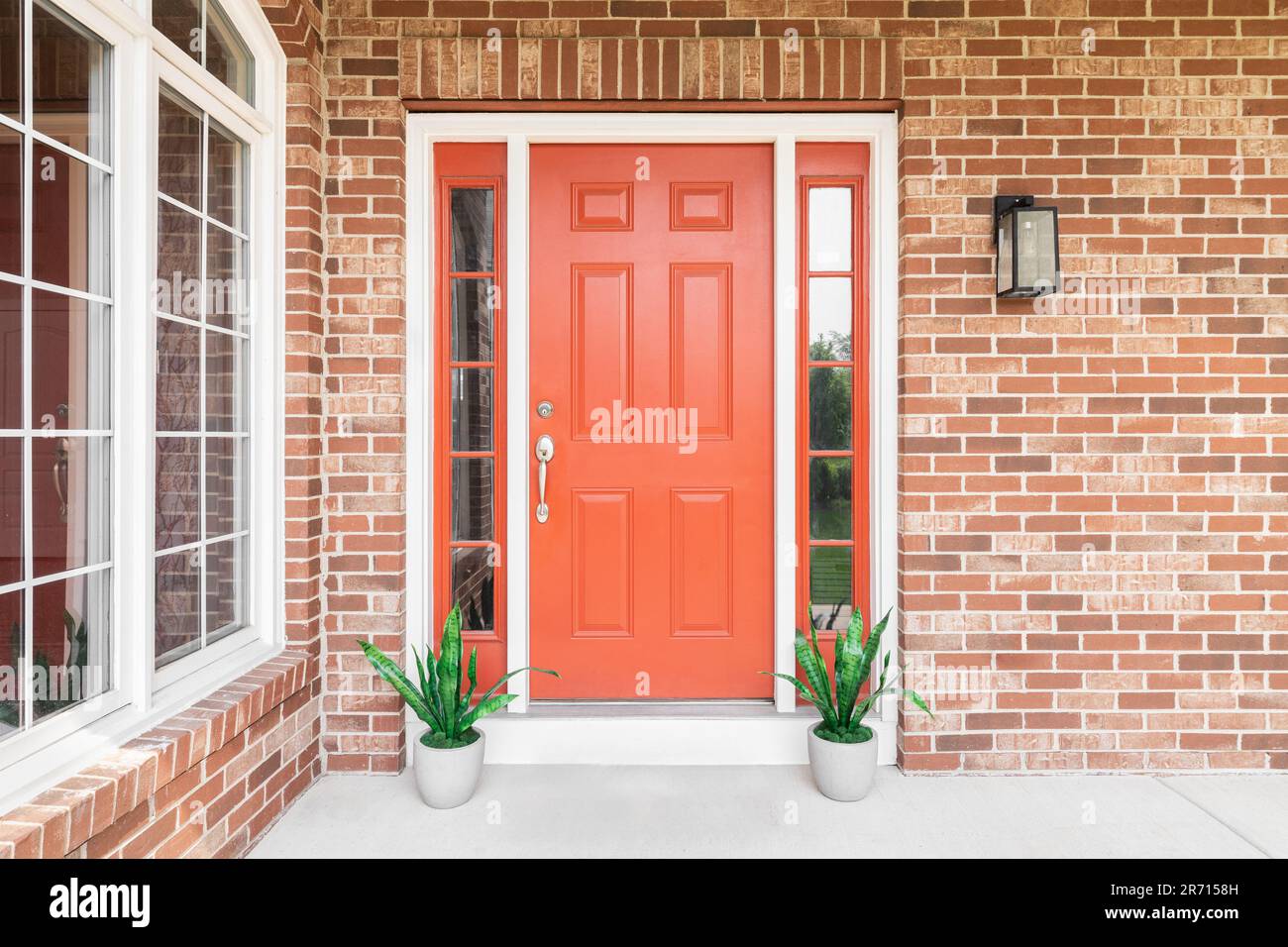 Assis devant une porte en bois verte Banque de photographies et d ...
