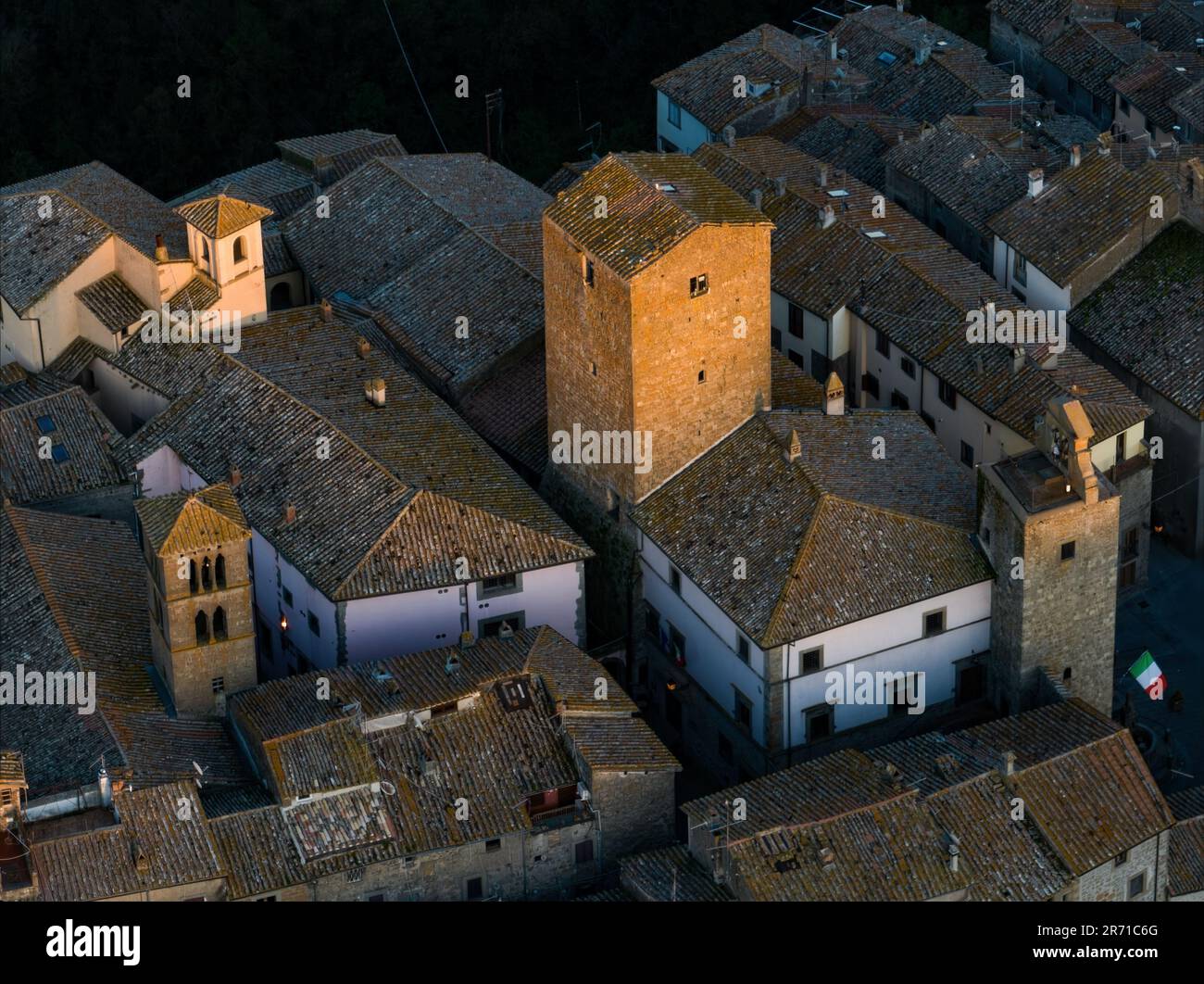Vue d'en haut, vue imprenable sur le village de Vitorchiano au coucher ...