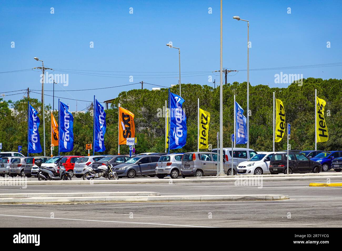 Les drapeaux colorés ci-dessus louent des voitures à l'aéroport de Kos ...
