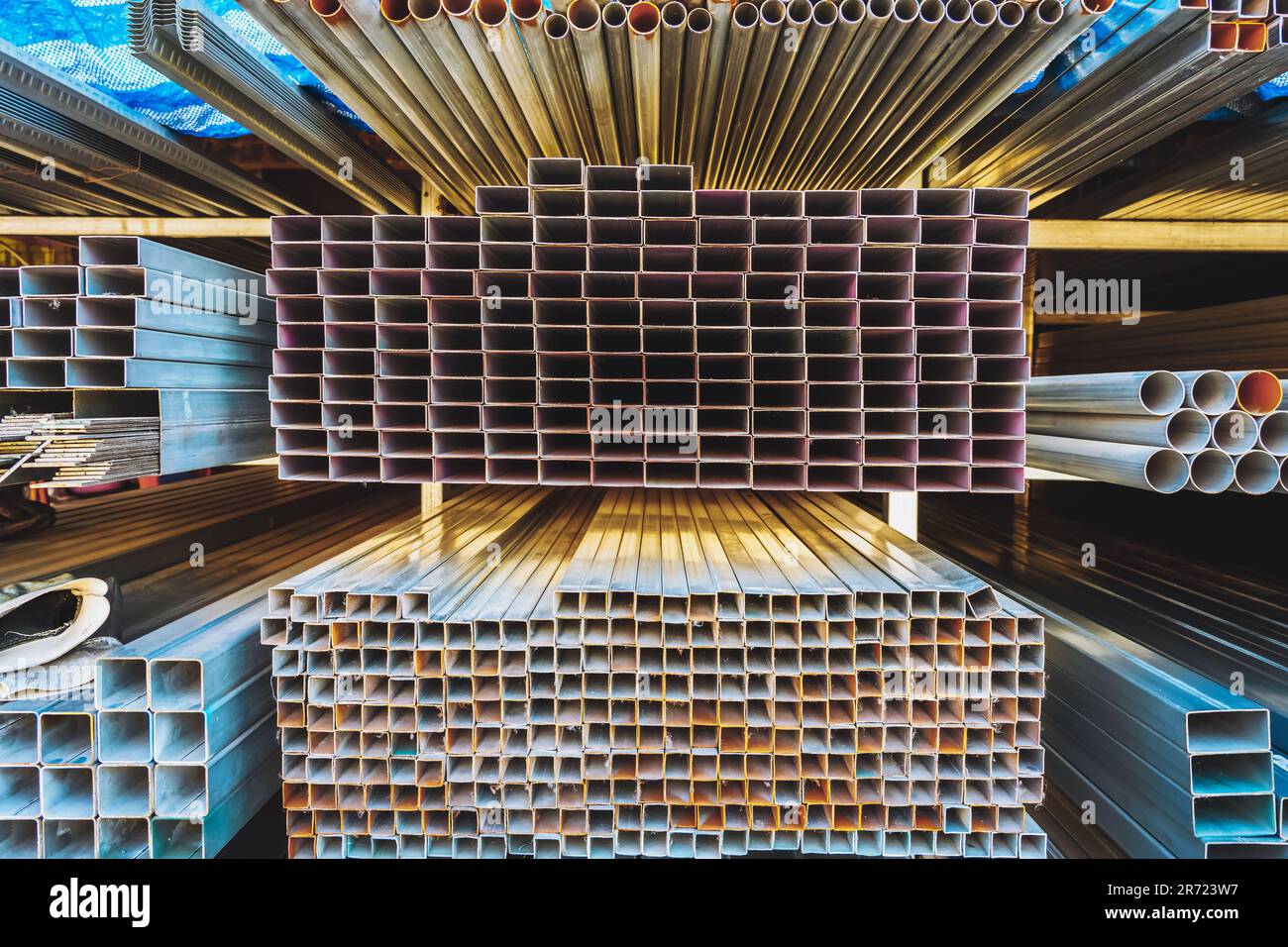 Forme variée de nombreuses barres et tubes d'acier différents à vendre ...