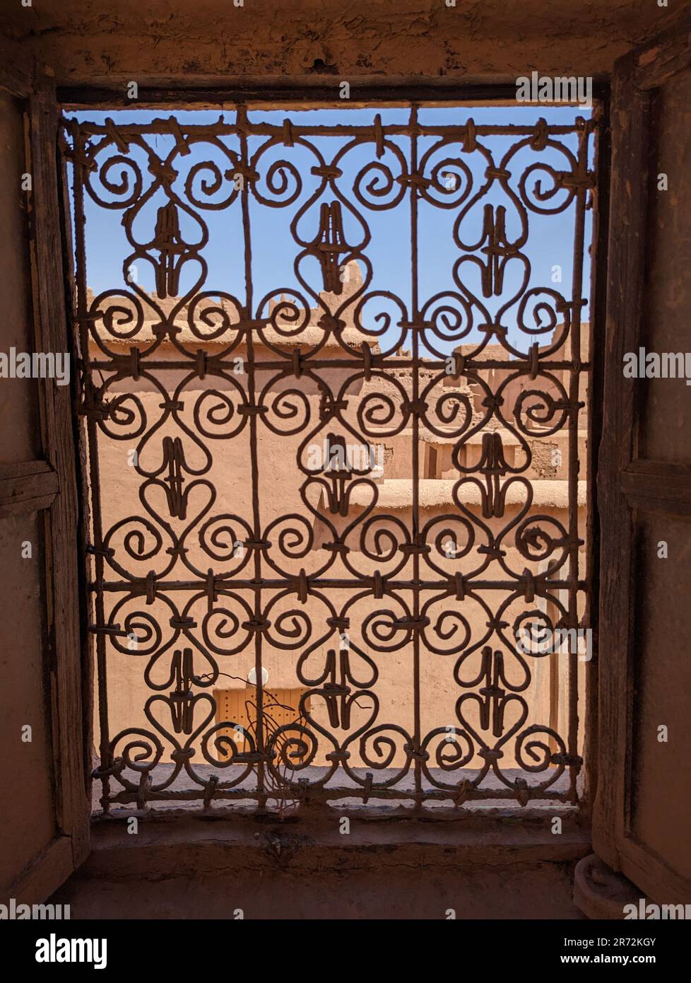 Grille de fenêtre traditionnelle ornée d'une maison berbère en ruine ...
