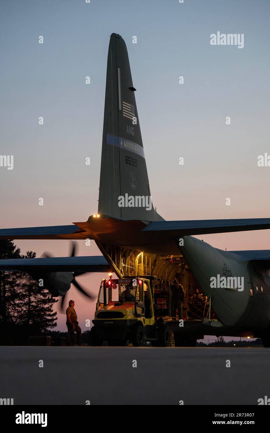 ÉTATS-UNIS L'équipage de la Force aérienne avec l'aile de transport ...