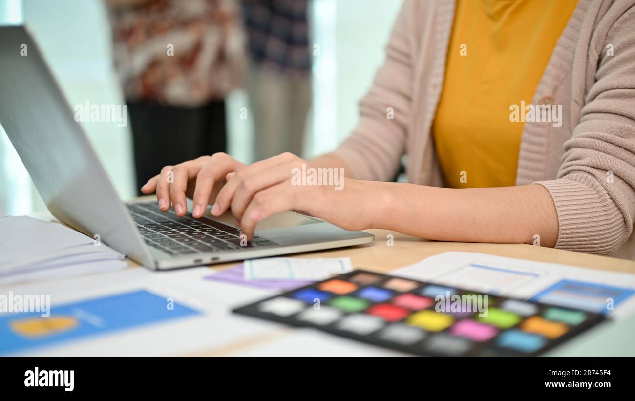 Une image rapprochée d'une graphiste asiatique professionnelle ou d'un développeur UI,UX ...