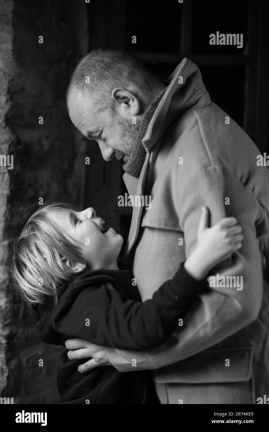 Un homme embrasse son jeune fils. Fête des pères, la rencontre tant ...