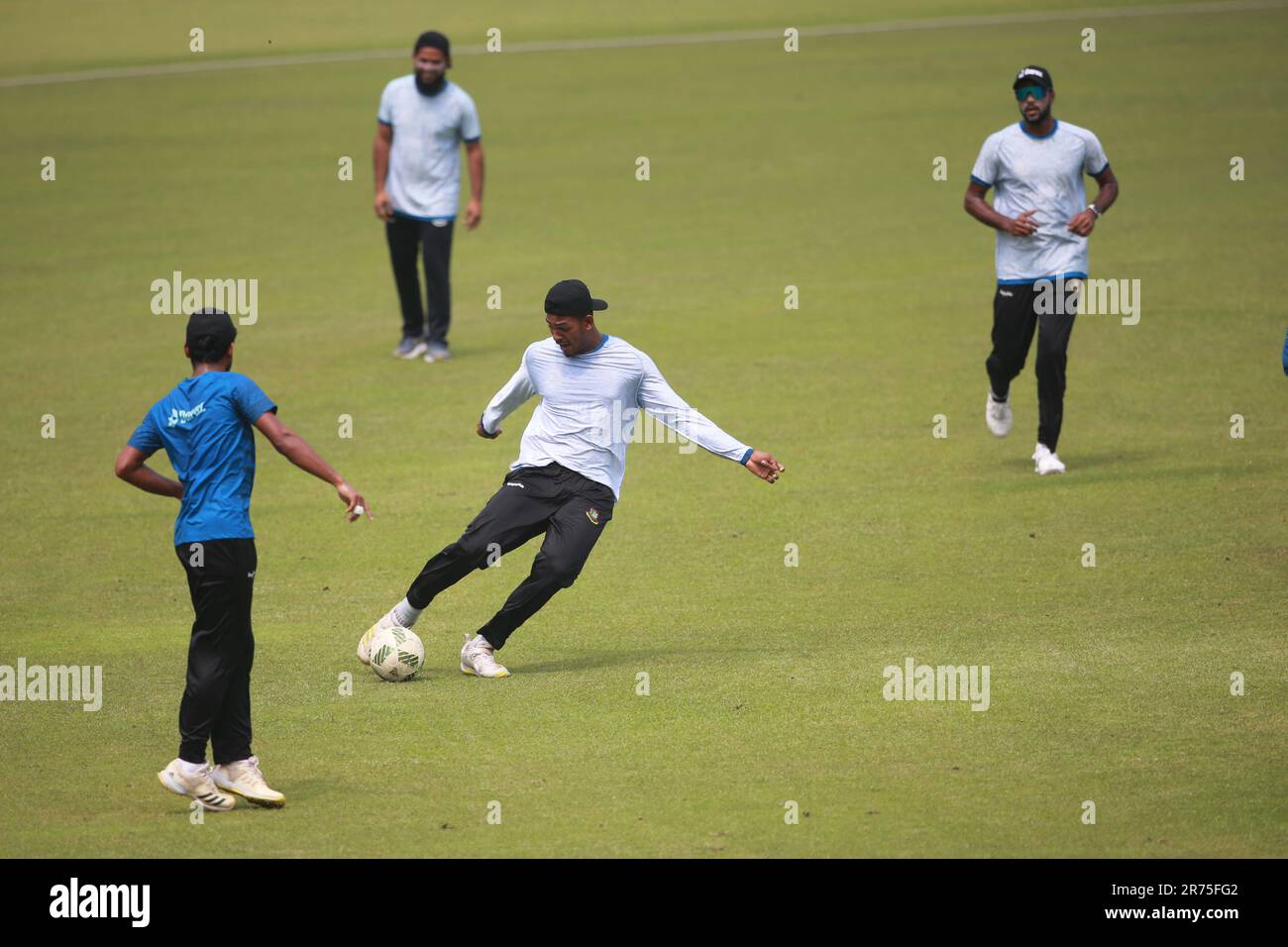 Le joueur de cricket bangladais musfik Hasan joue au football pendant ...