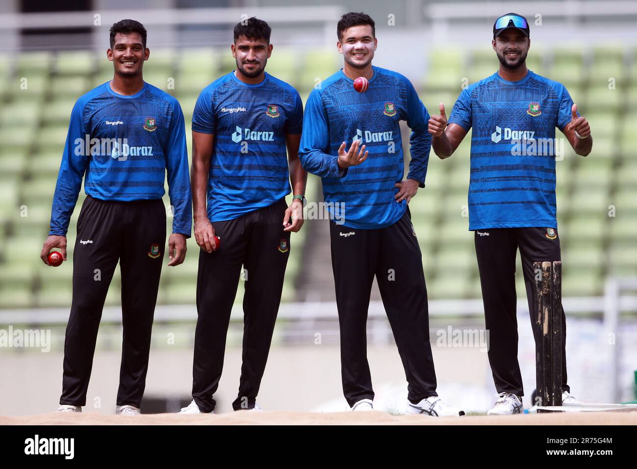 Les membres bangladais de l'équipe de la gauche Mushfik Hasan, Khaled ...