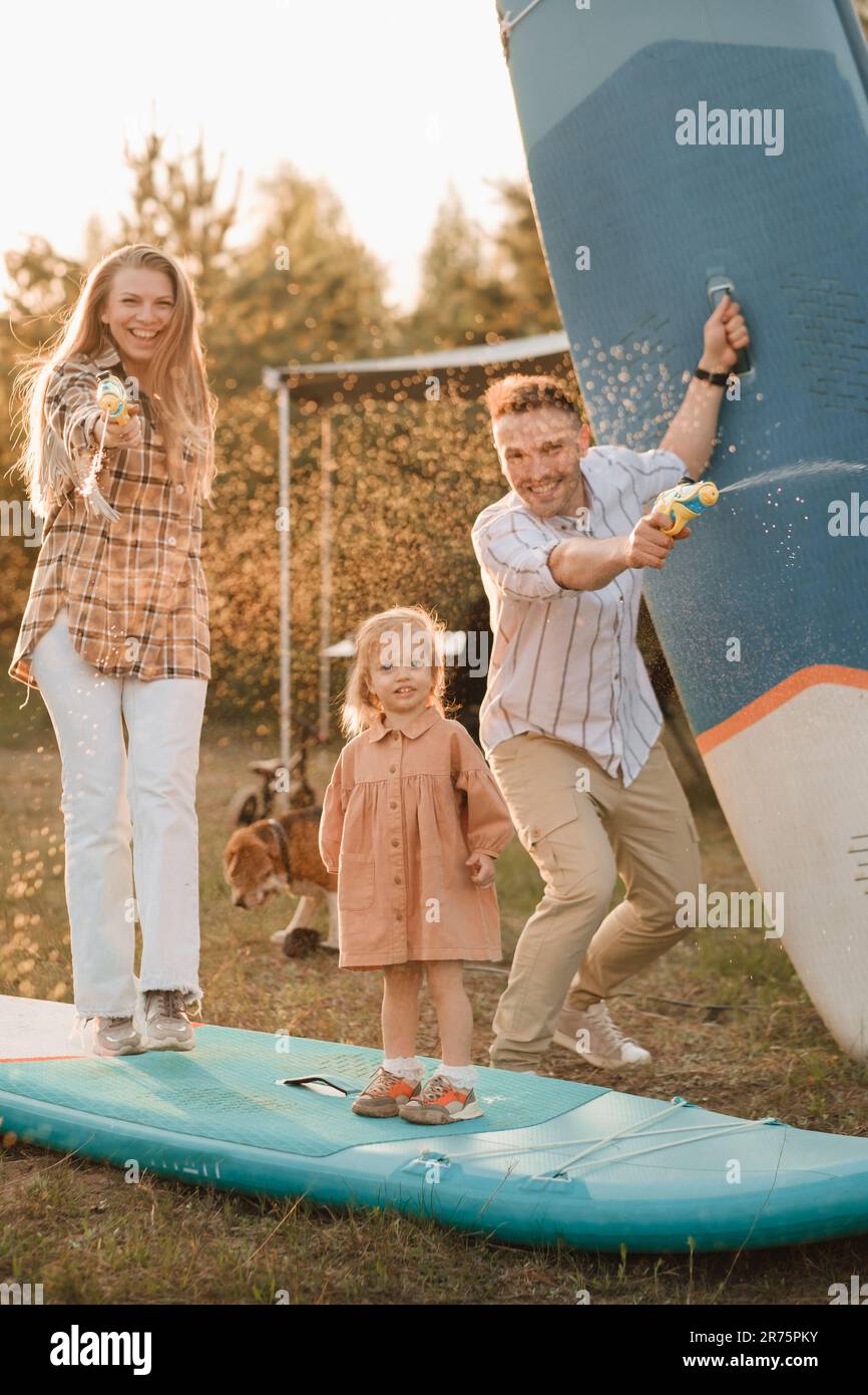 la famille se repose à côté de sa maison mobile. Papa, maman et fille ...