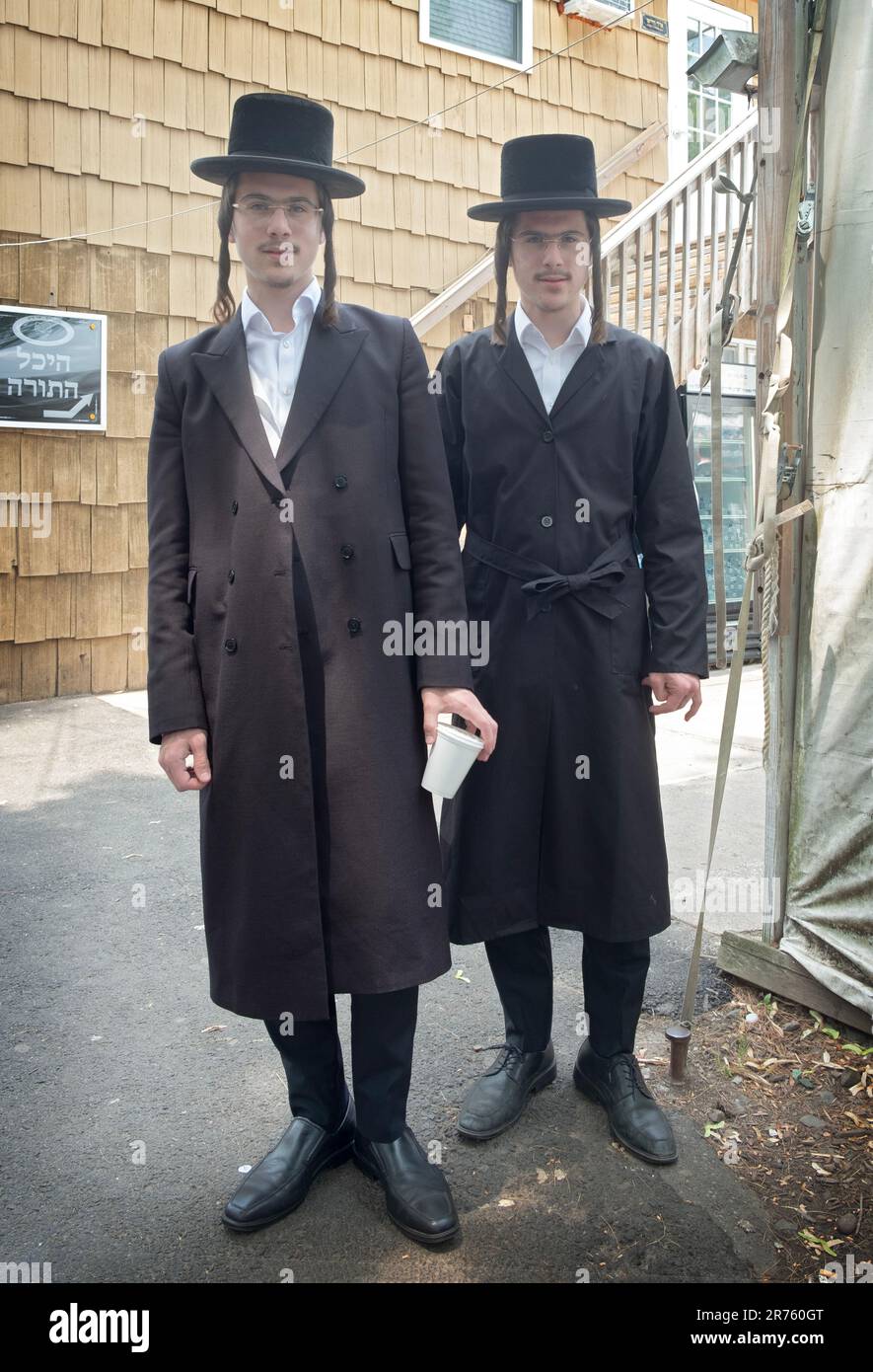 Portrait posé de frères jumeaux juifs orthodoxes hasidiques qui sont ...