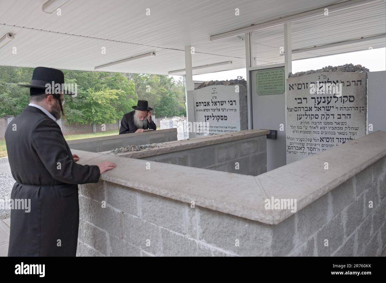 Les juifs orthodoxes prient à la tête du 1st Skuliner Rebbe et son fils ...