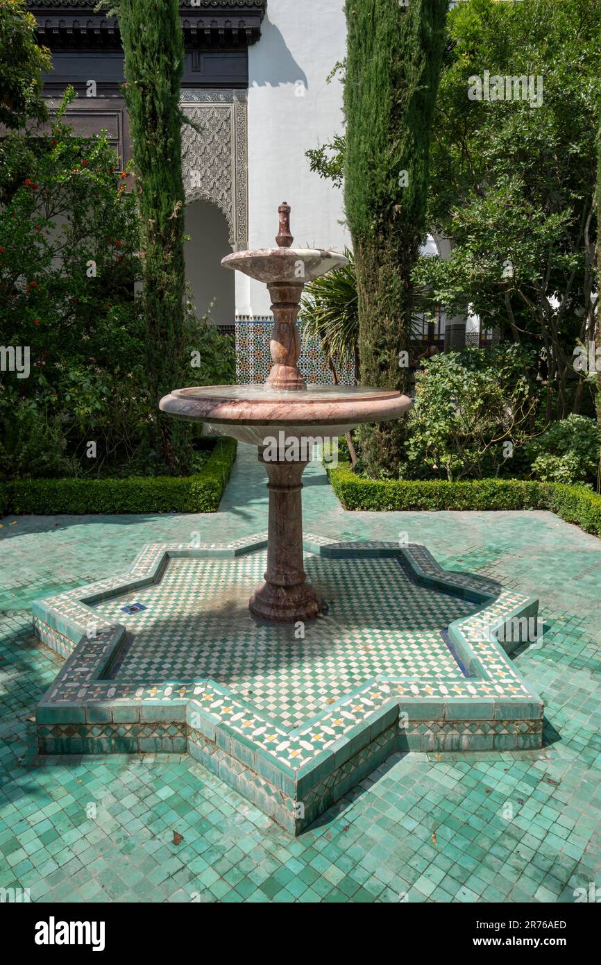 Paris, France - 06 10 2023 : la grande mosquée de Paris. Vue sur une ...