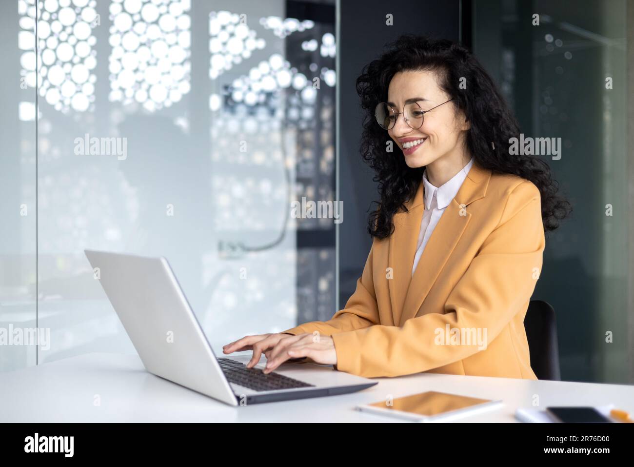 Portrait d'une femme d'affaires mûre et prospère sur le lieu de travail ...