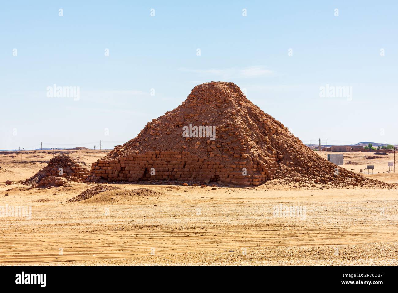 les pyramides nubiennes des pharaons noirs près de jebel barkal à ...