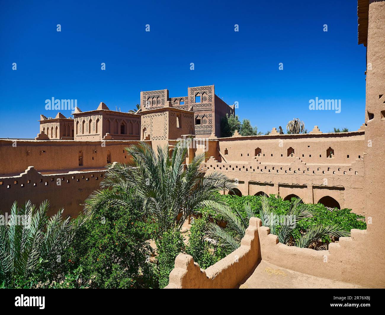 Une Kasbah est un bâtiment typique et traditionnel en argile et en ...