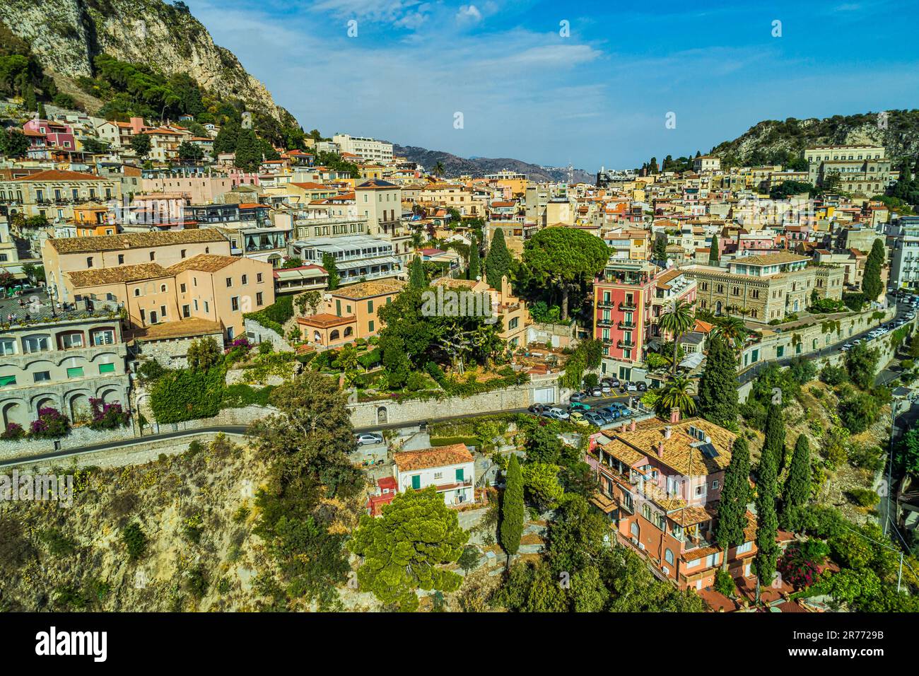 Vue aérienne de la station balnéaire de Taormina le jour ensoleillé de ...