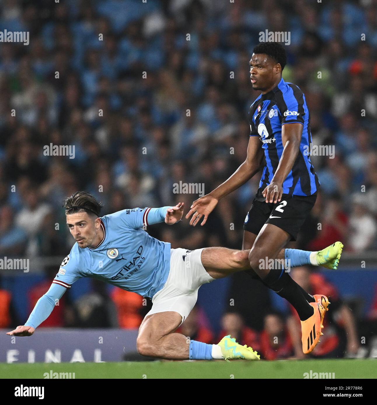 ISTANBUL, TURQUIE - JUIN 10 : Jack Grealish et Denzel Dumfries de l ...