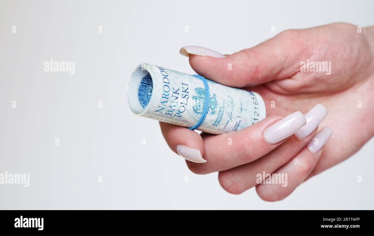 Gros plan des mains de femmes comptant de l'argent, salaire en zlotys, monnaie polonaise.concept ...