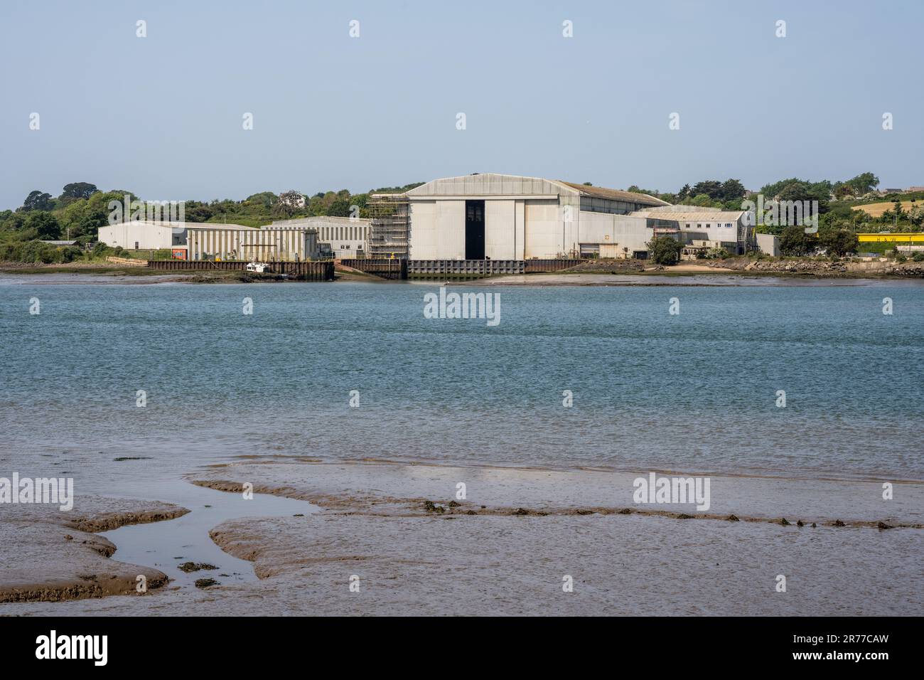 Le soleil brille sur les principaux hangars du chantier naval de H&W ...