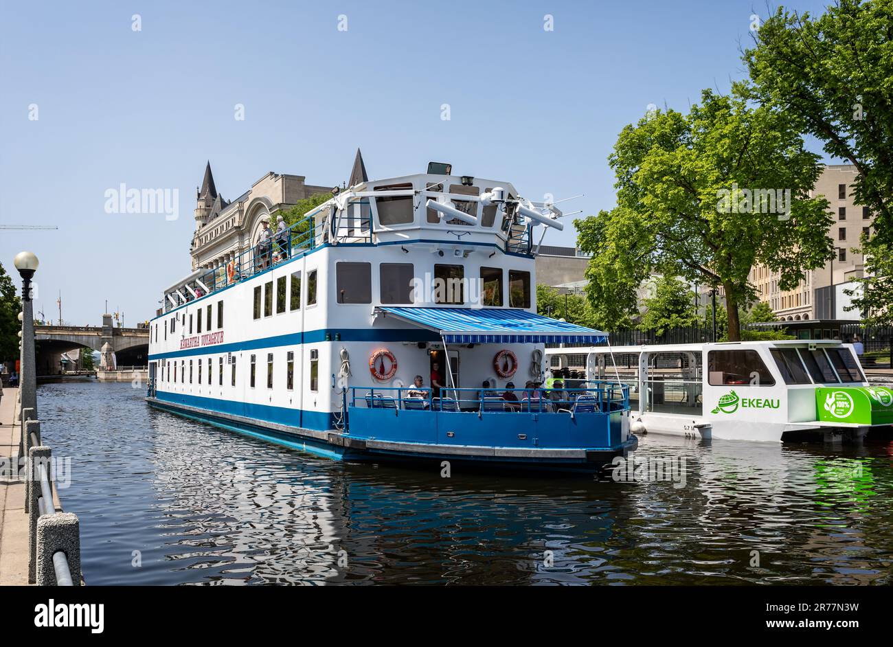 Bateau de croisière sur la rivière, le Kawartha Voyageur sur le canal ...