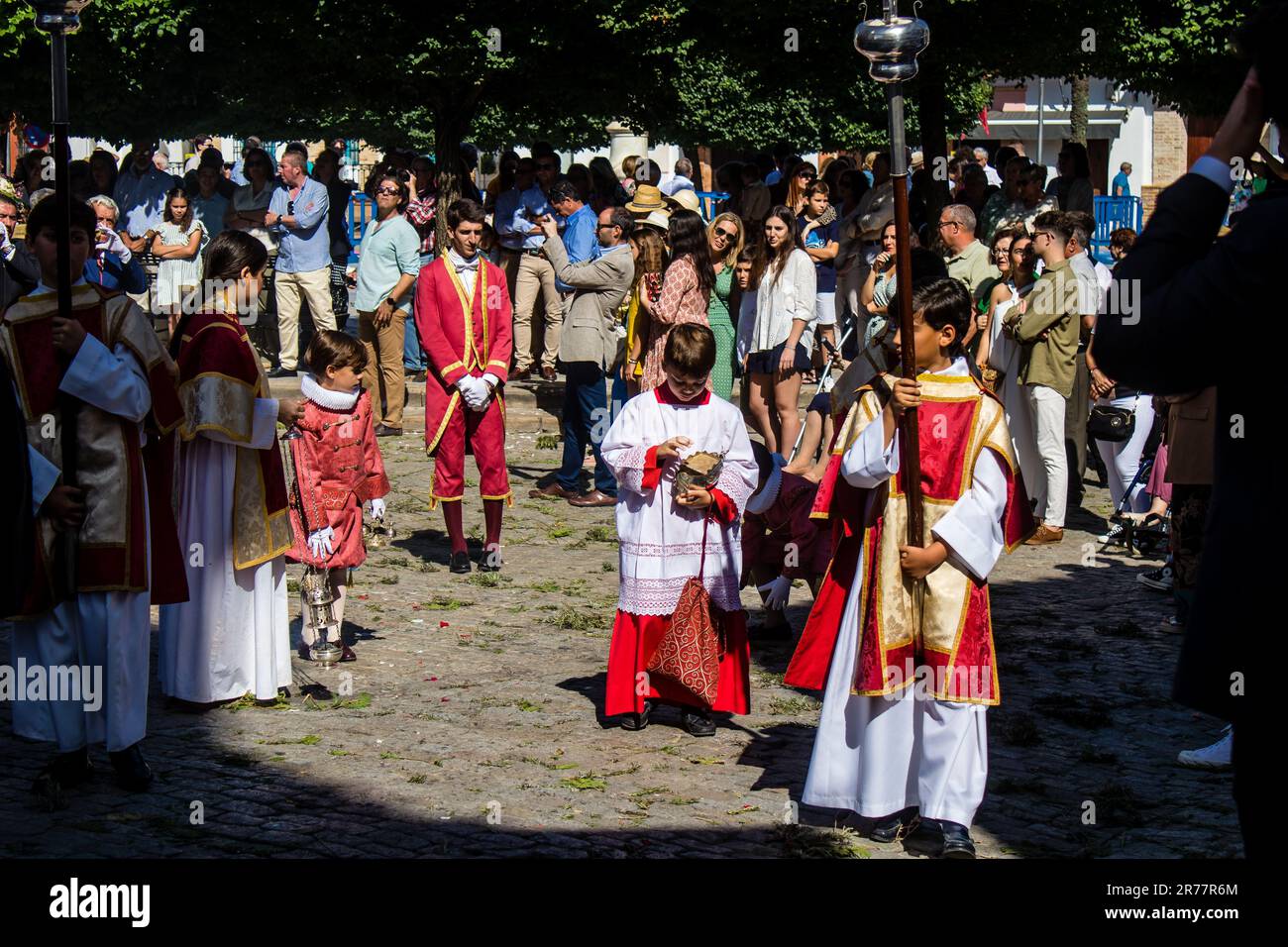 Enfant de la paroisse catholique participant à la procession de Corpus ...
