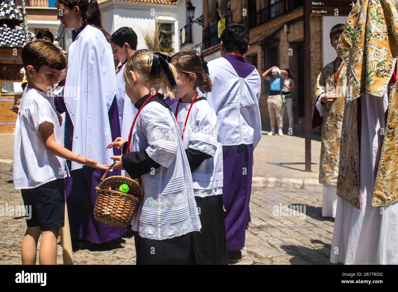 Enfant de la paroisse catholique participant à la procession de Corpus ...