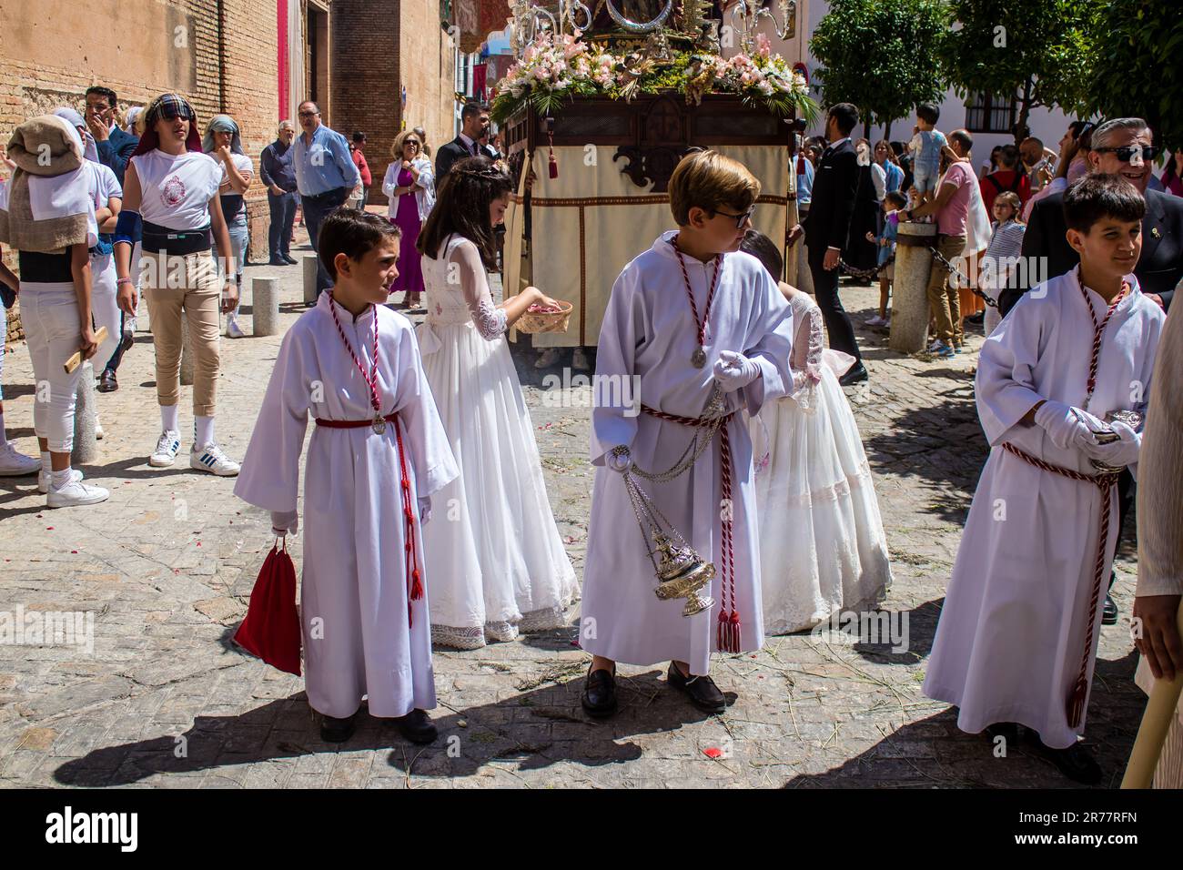 Enfant de la paroisse catholique participant à la procession de Corpus ...