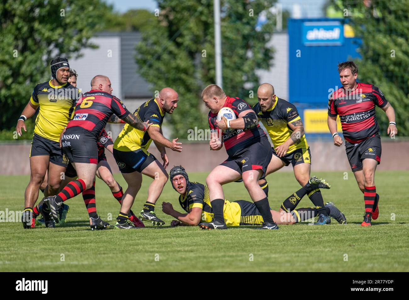 Match de rugby entre le cheval de Troie NRK (rouge-noir) et les exilés ...