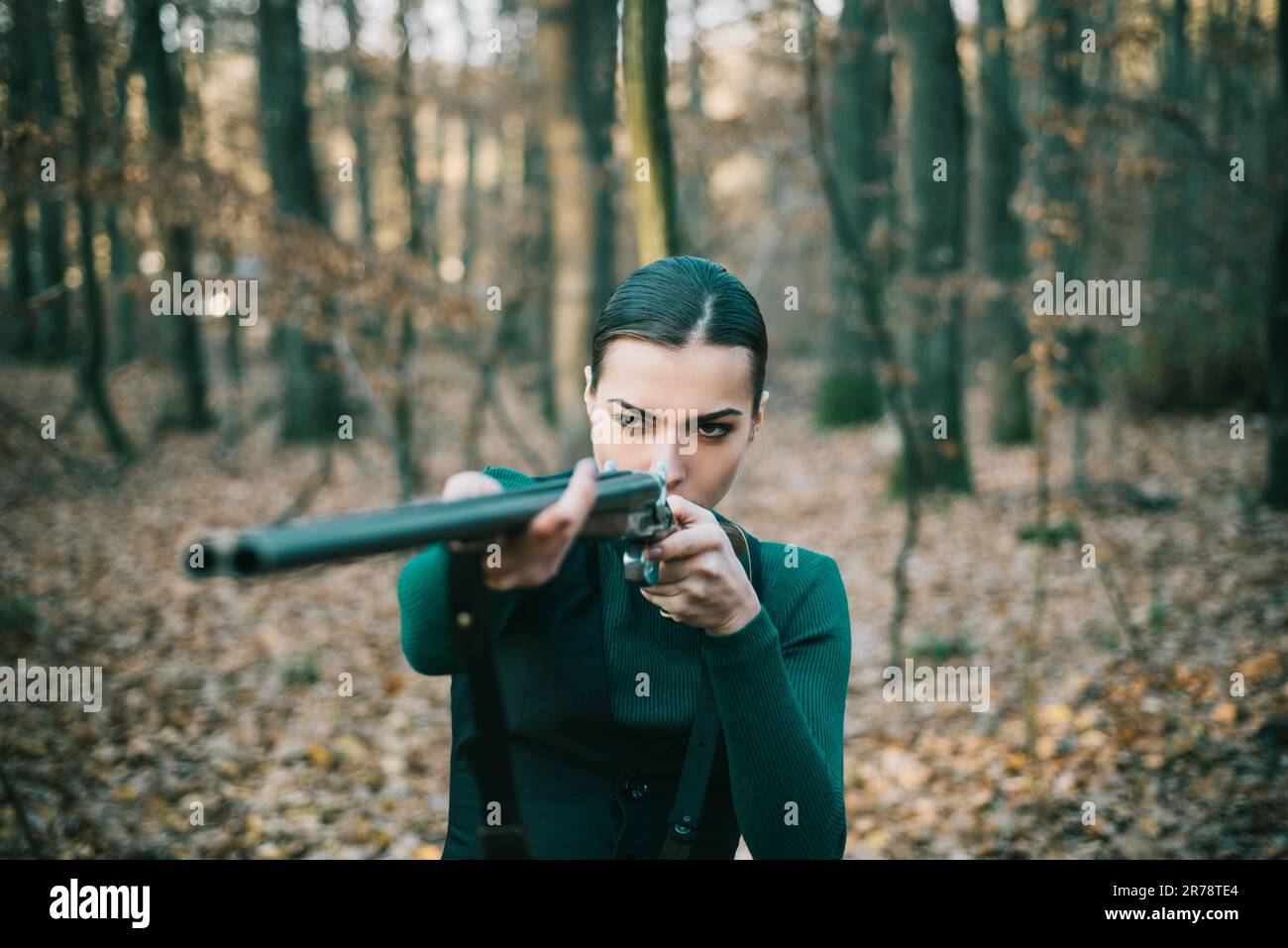 Chasseur avec fusil de chasse. Chasse en forêt. Portrait de la femme ...