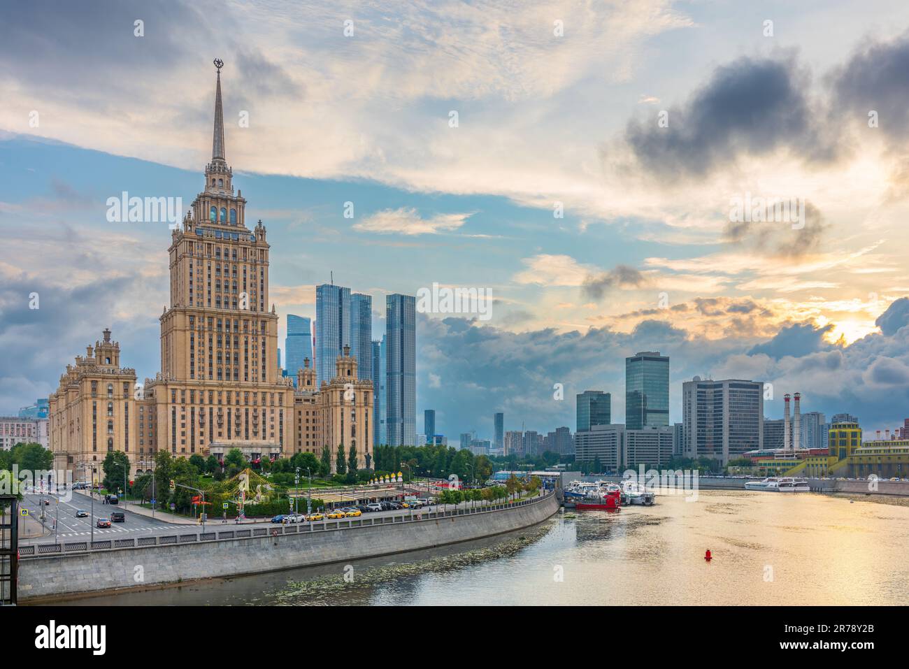Bâtiment stalinien de grande hauteur près de la rivière au coucher du soleil d'été à Moscou, en ...