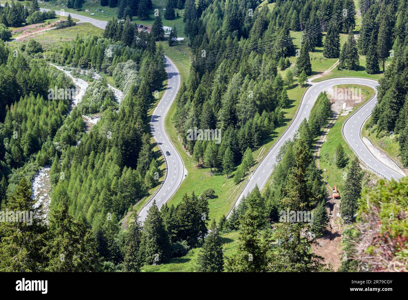 Route sinueuse de Maloja en été, canton des Grisons, Suisse. C'est l ...