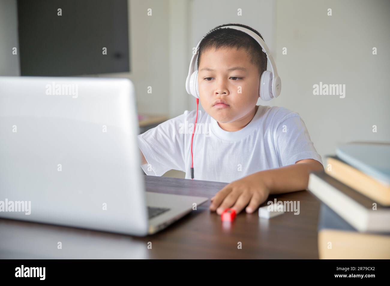 Jeunes étudiants à distance cours virtuel à distance en ligne sur vidéo ...