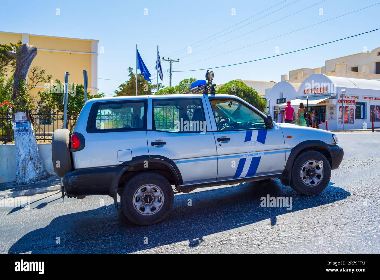 Vue sur la rue de Fira ou Thera avec voiture de garde côtière. La Garde ... Vue sur la rue de Fira ou Thera avec voiture de garde côtière. La Garde ...