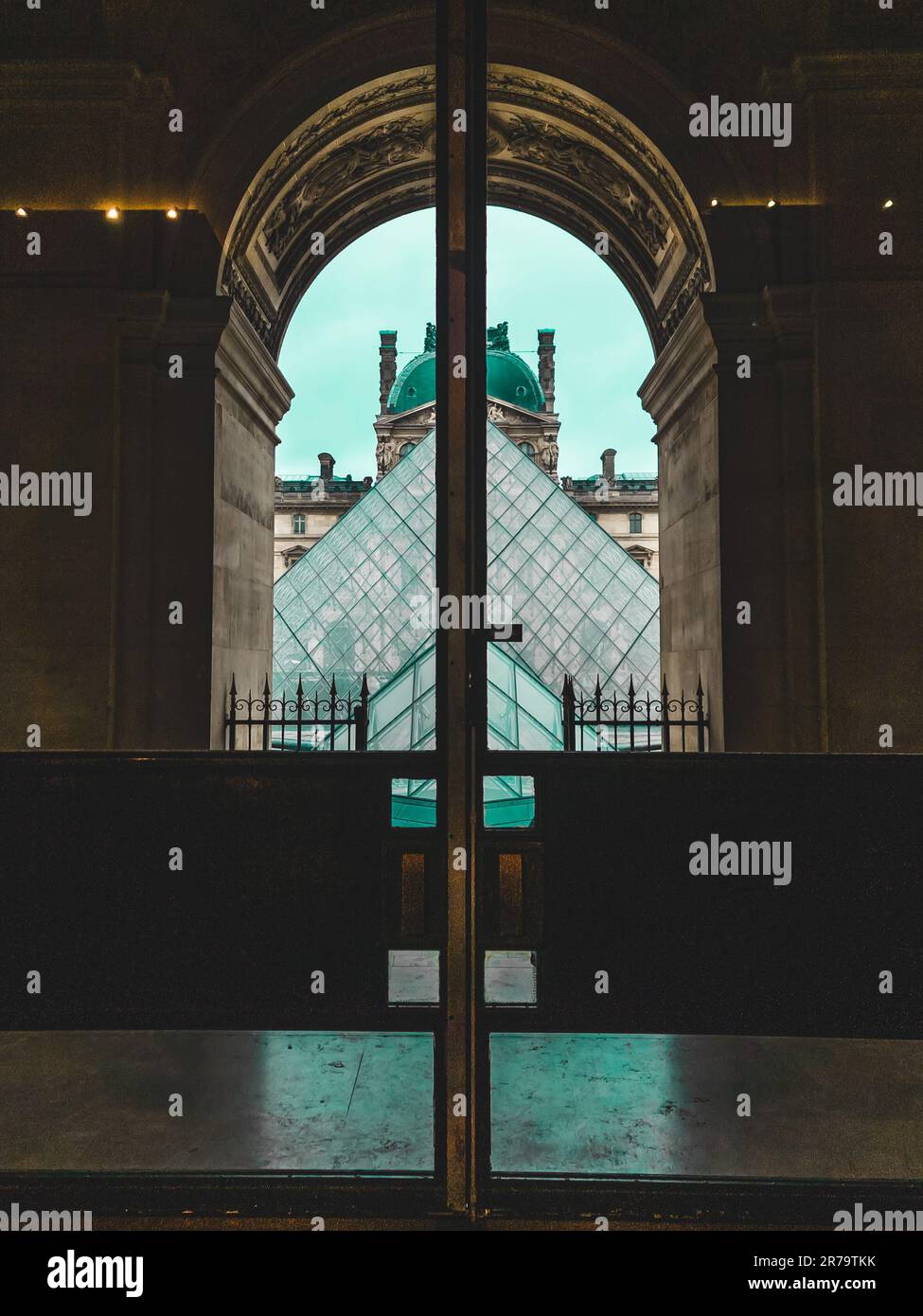 L'entrée emblématique du Musée du Louvre à Paris, en France, éclairée ...