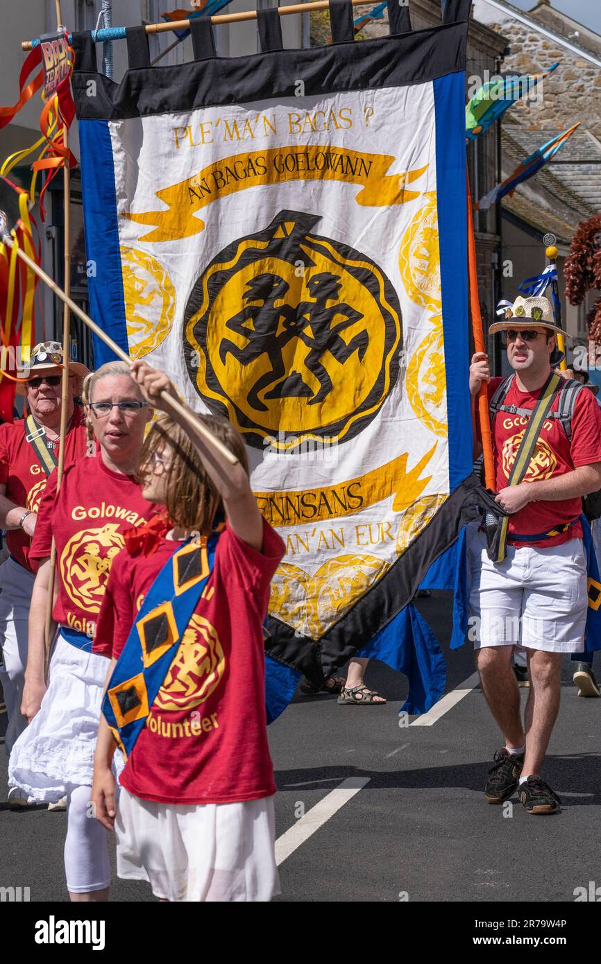 La bannière du Golowan Festival a été portée lors de la procession de ...