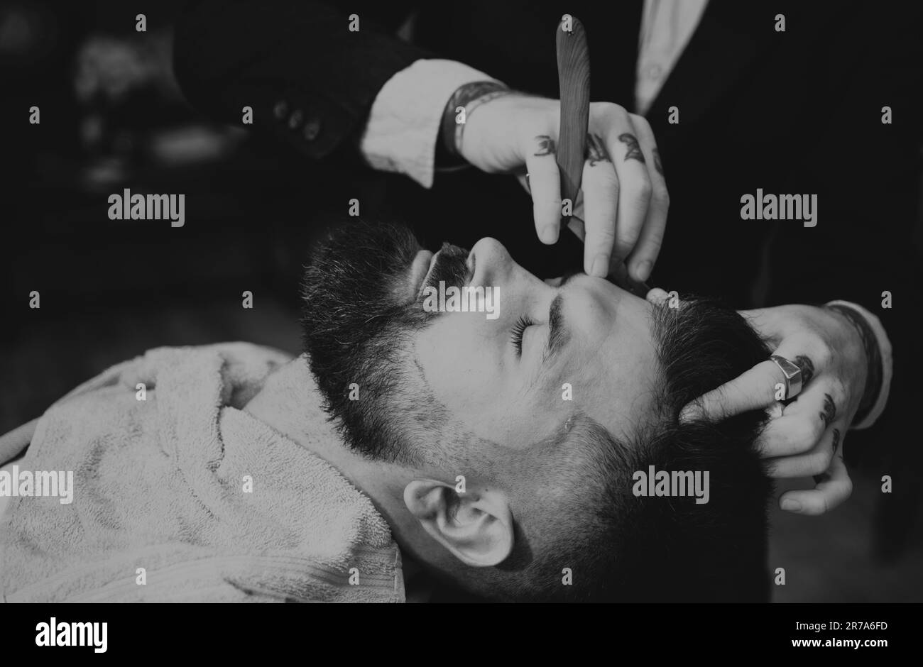 Rasoir et rasoir. Coiffeur à l'intérieur de la barbershop. Homme senior ...