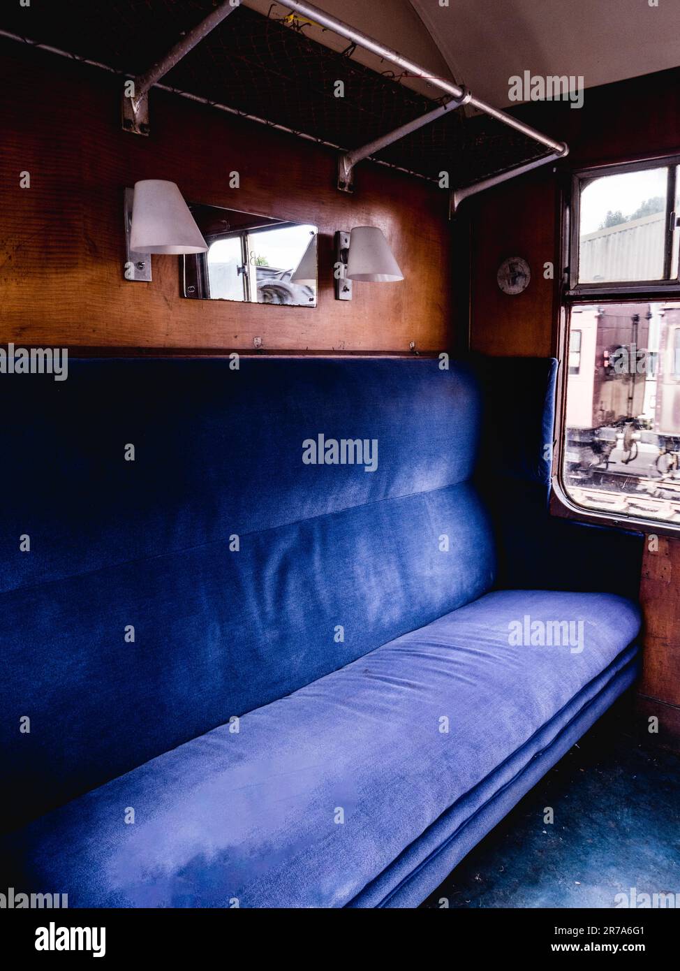 Train compartiment 1960's Banque de photographies et d’images à haute résolution - Alamy