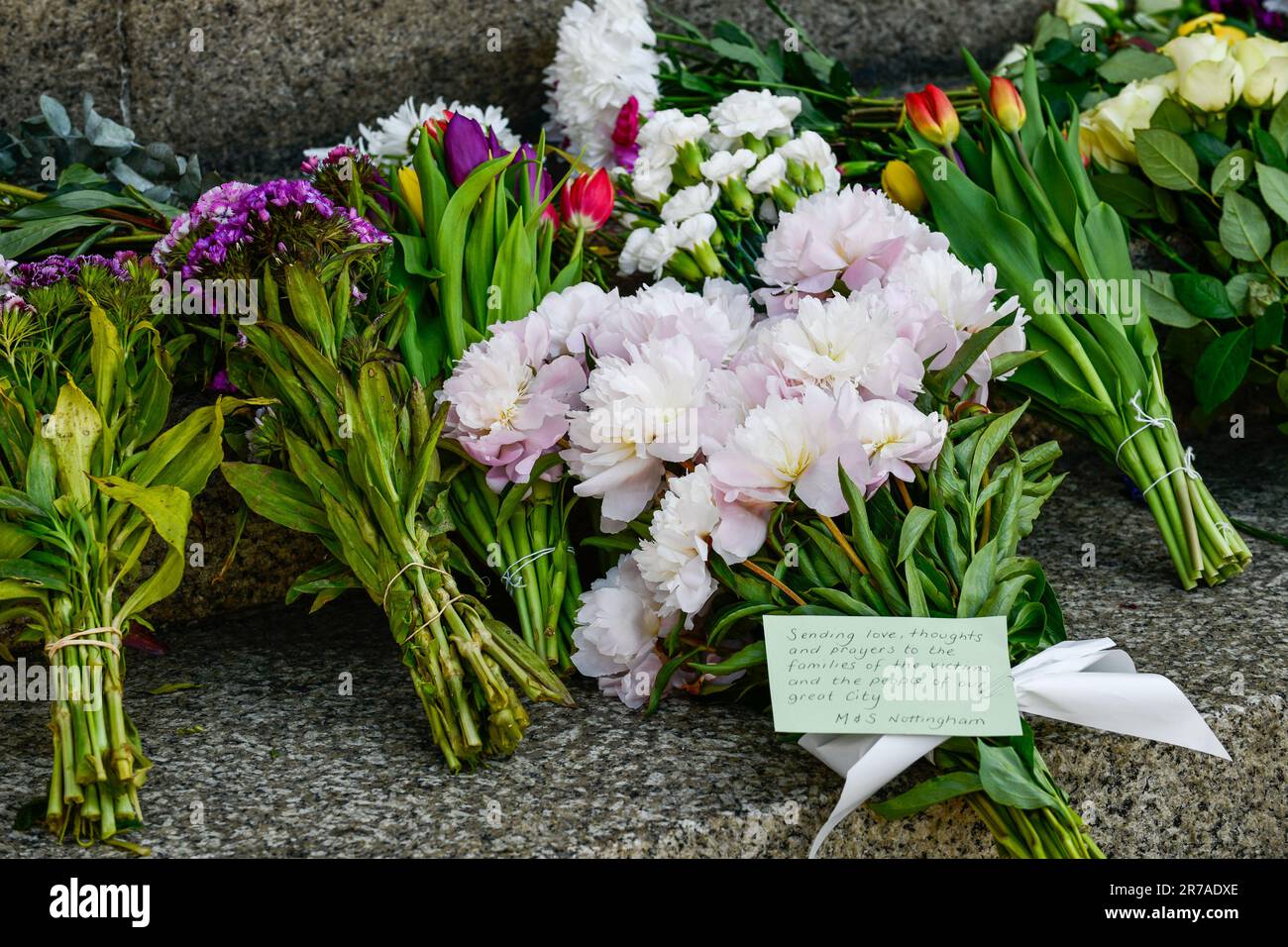 Attaques de Nottingham: Les membres du public latèrent des fleurs au ...