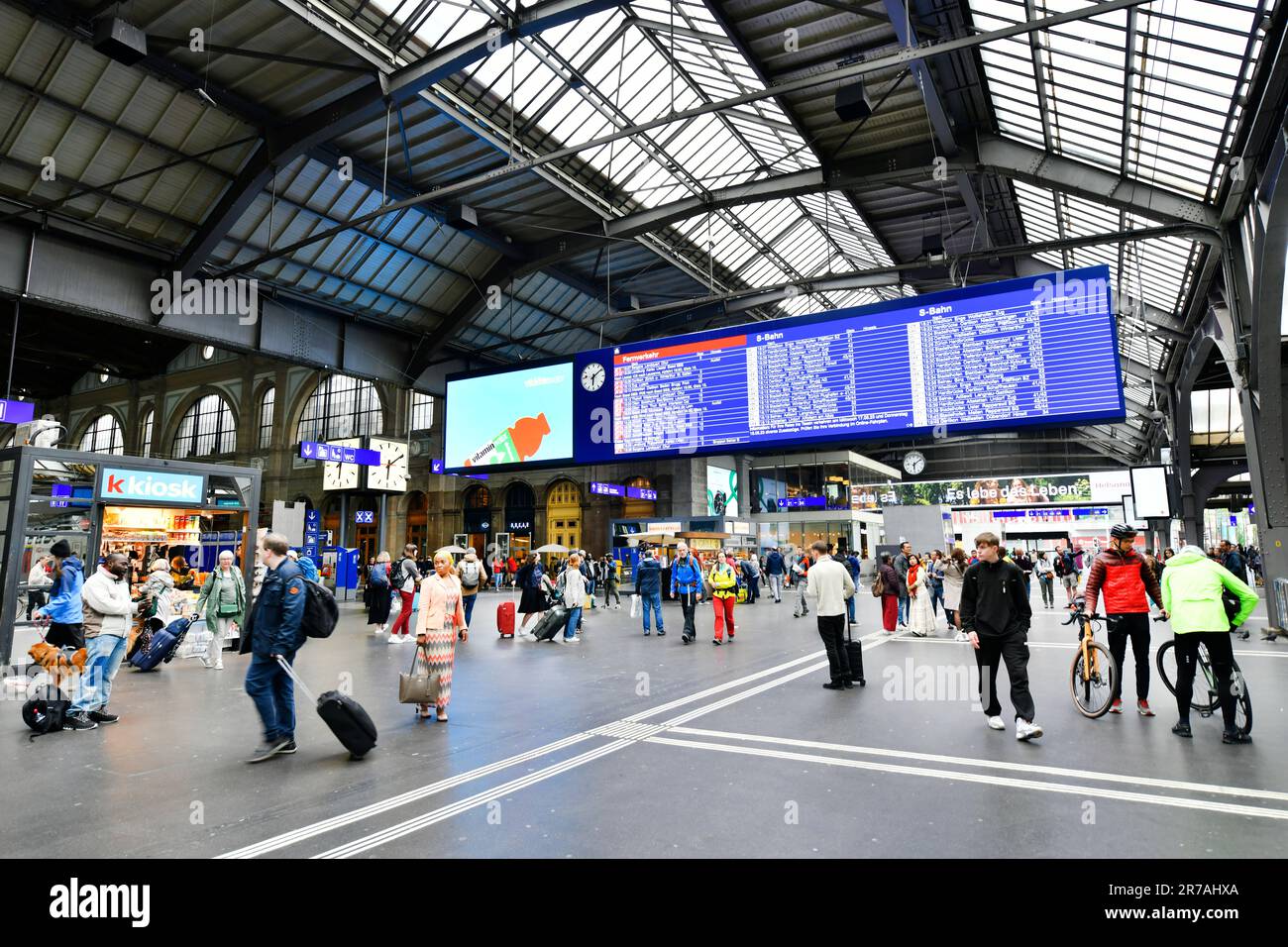 Zurich - 14 mai, 2023 : la gare HB de Zurich, un centre de transport ...