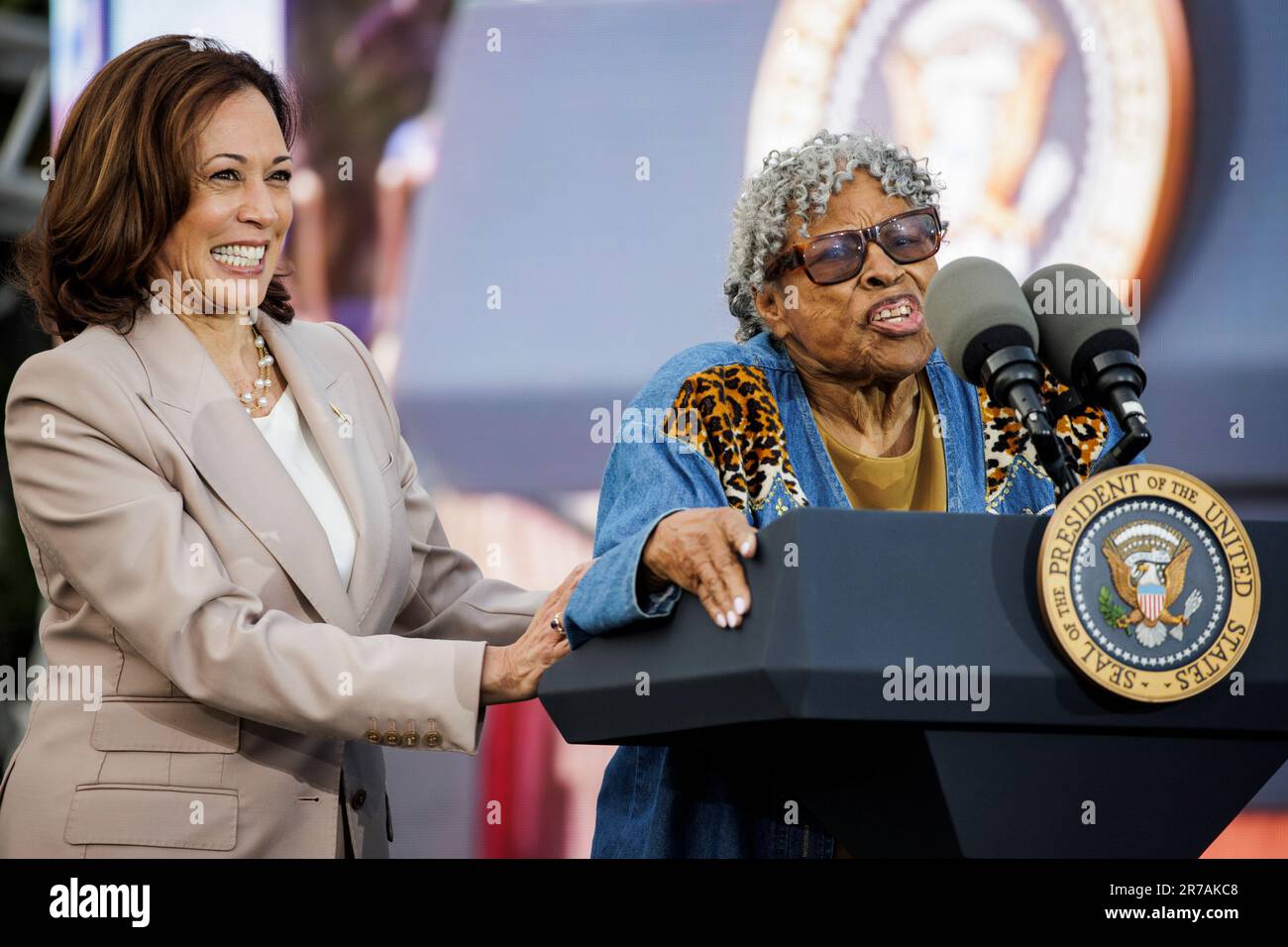 Le vice-président des États-Unis, Kamala Harris, accueille Opal Lee ...
