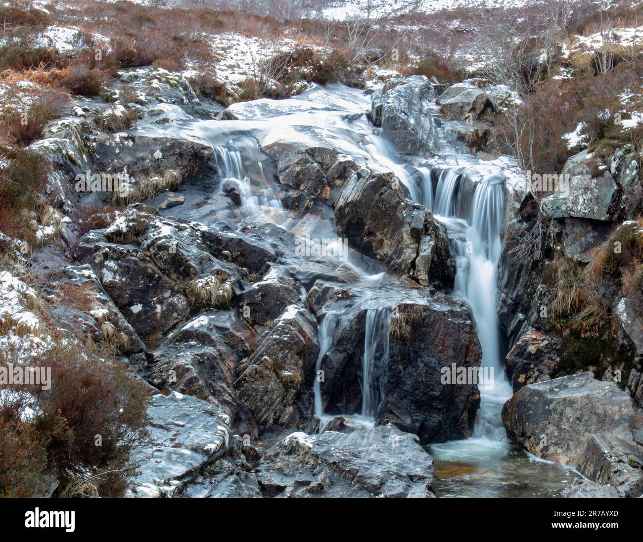 Un paysage à couper le souffle avec une petite cascade qui coule entre ...