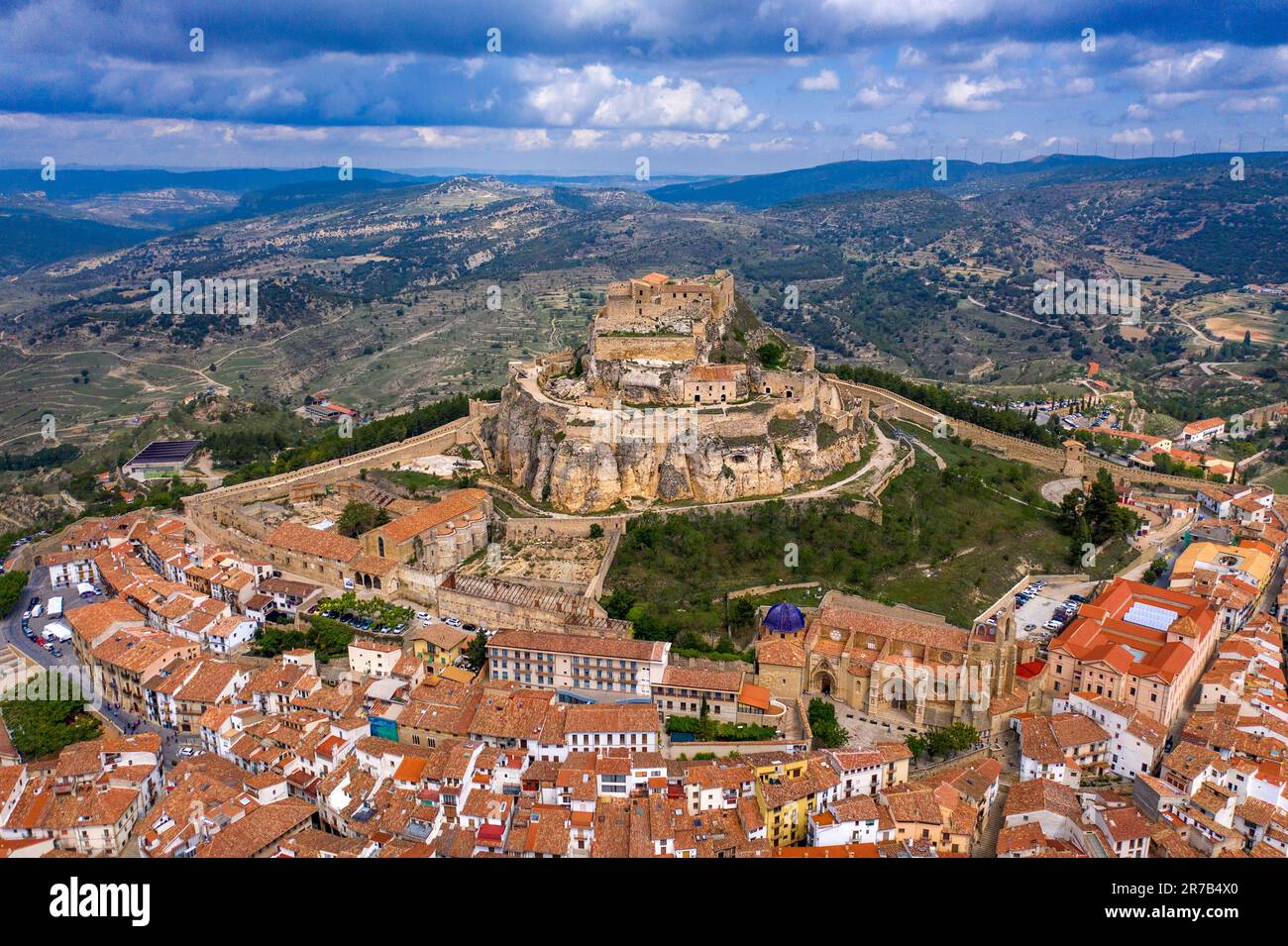 Vue aérienne au coucher du soleil sur Morella, ville médiévale ...