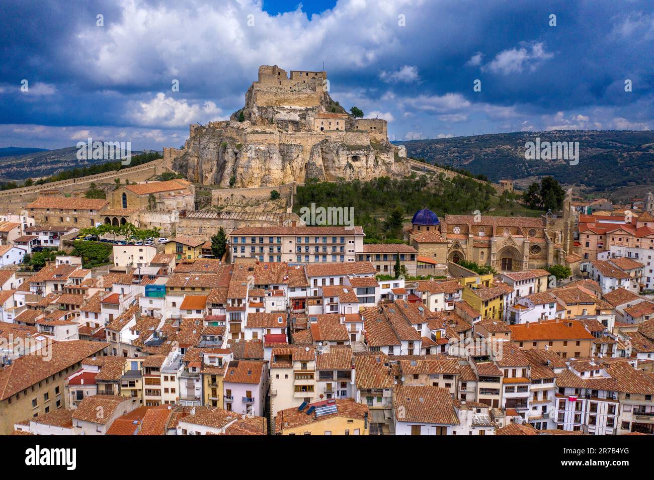 Vue aérienne au coucher du soleil sur Morella, ville médiévale ...