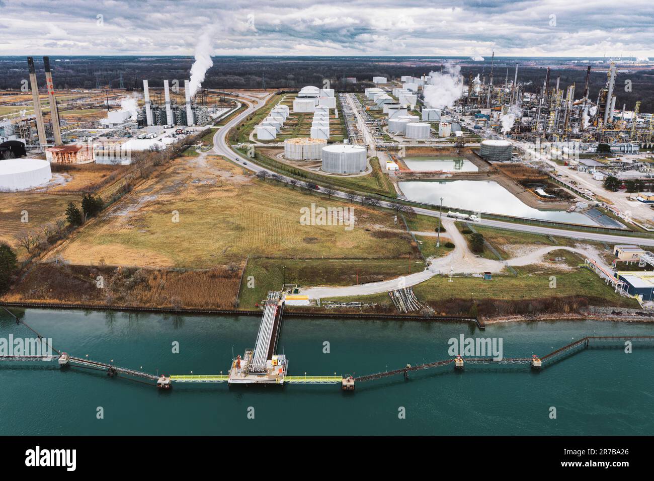 Quai de chargement/déchargement de navires-citernes à la raffinerie de ...