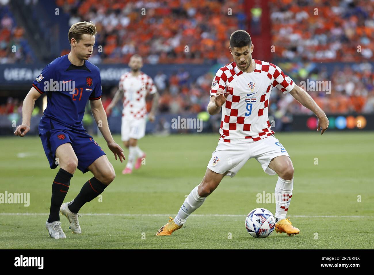ROTTERDAM - (LR) Frenkie de Jong des pays-Bas, Andrej Kramaric de Croatie lors du match semi-fin ...