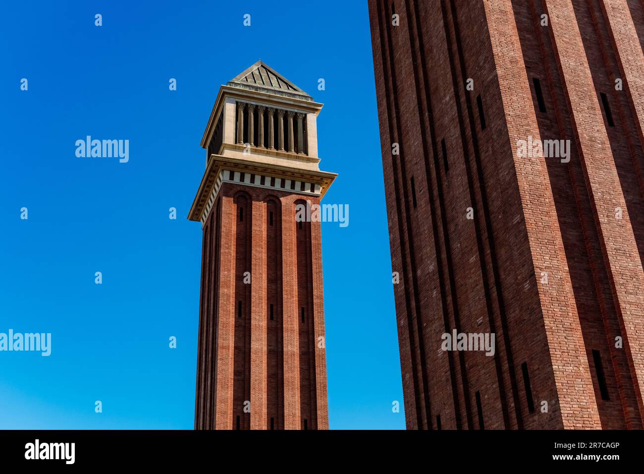 Deux tours vénitiennes de Barcelone, en briques apparentes, construites ...