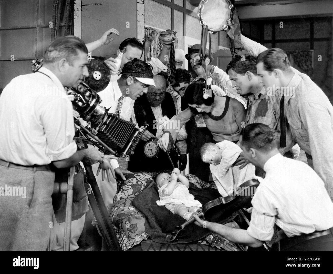 Hollywood, Californie: 1927 le bébé a besoin de rire pour une scène à ...