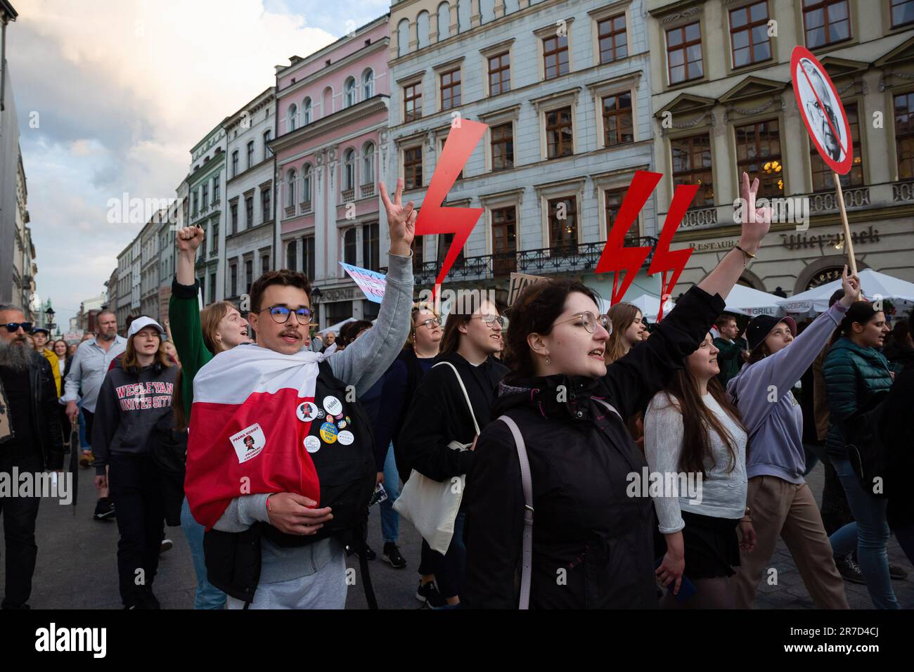 Les manifestants tiennent les symboles des grèves des femmes : des ...