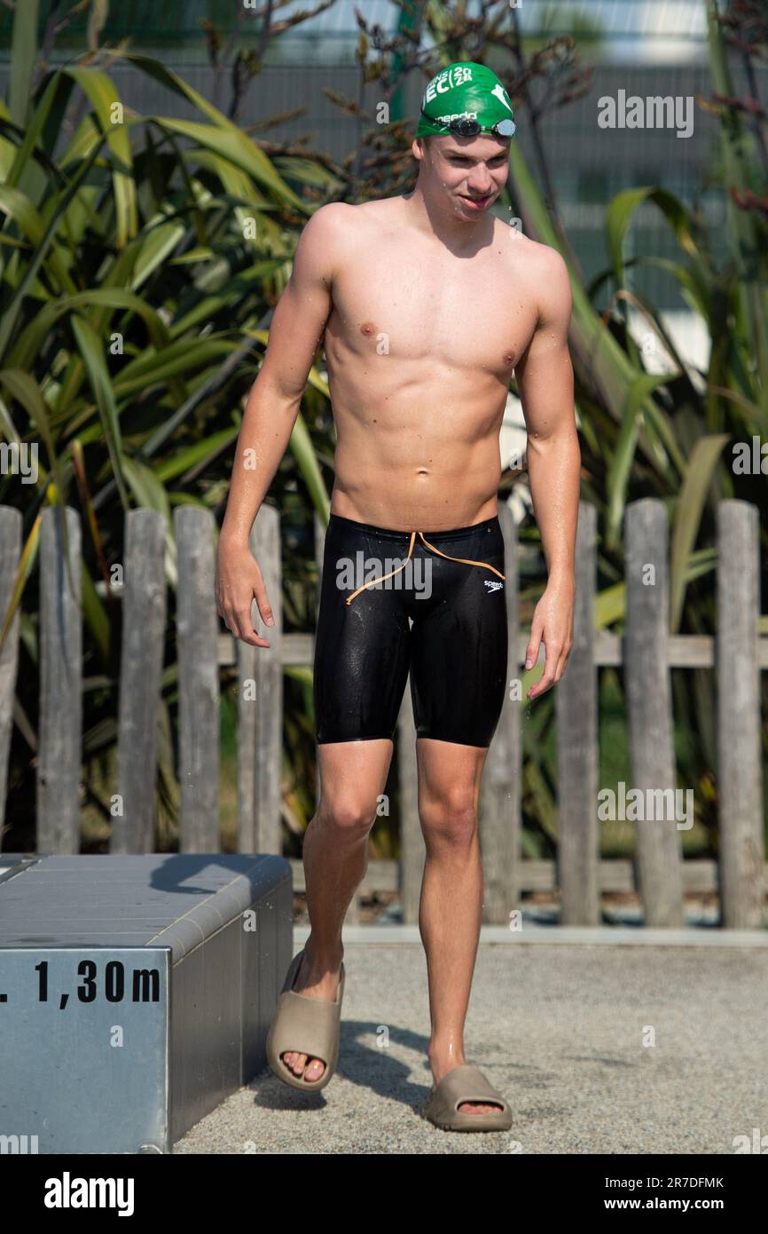 Leon Marchand s'entraîne lors des Championnats nationaux de natation de ...