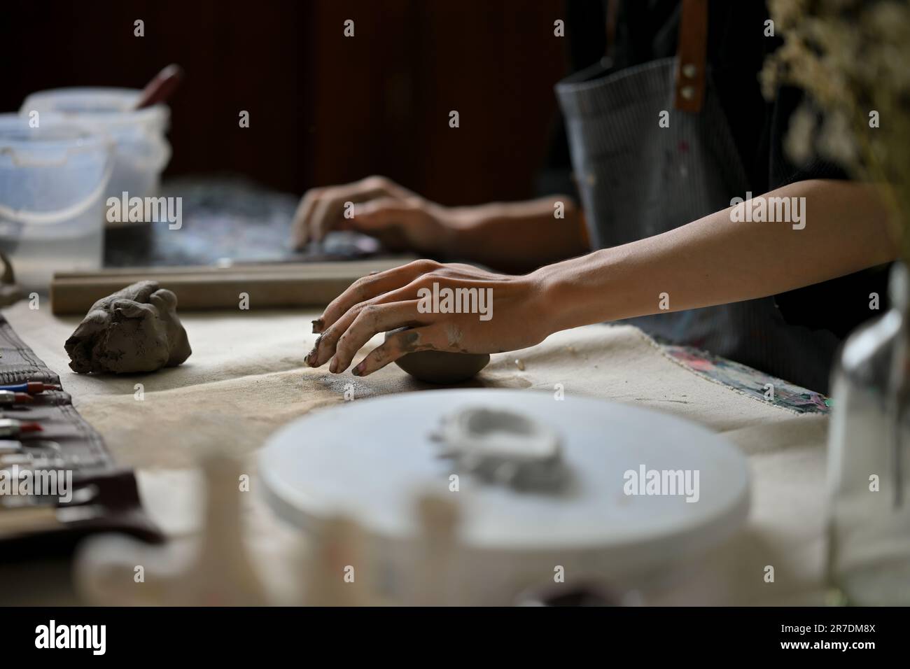 Vue arrière d'un potier ou d'un artiste qui sculpte un ornement en ...